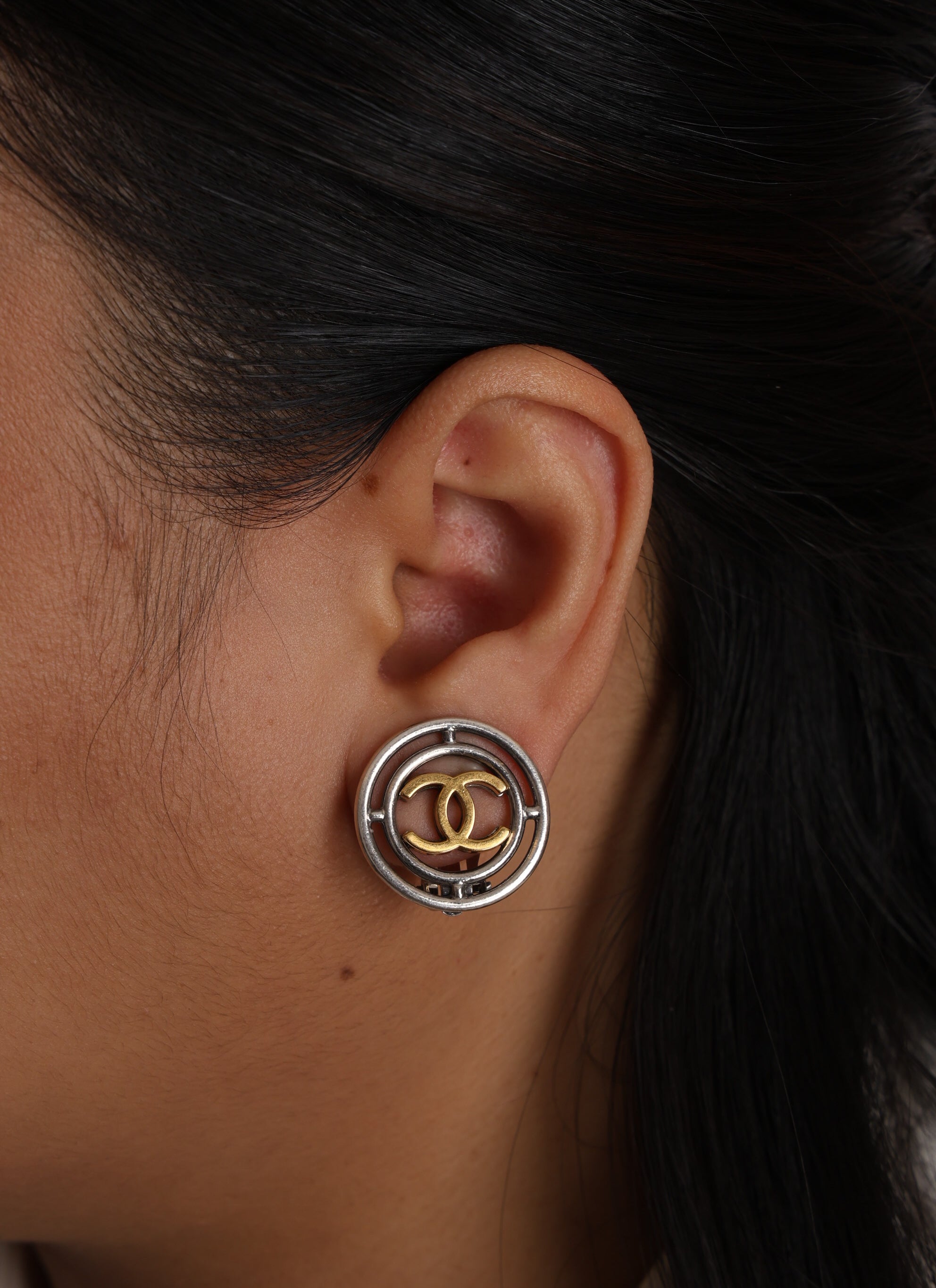 Chanel 1996 Dual Tone Round Wheel Curb Clip-On Earrings – FashioNica